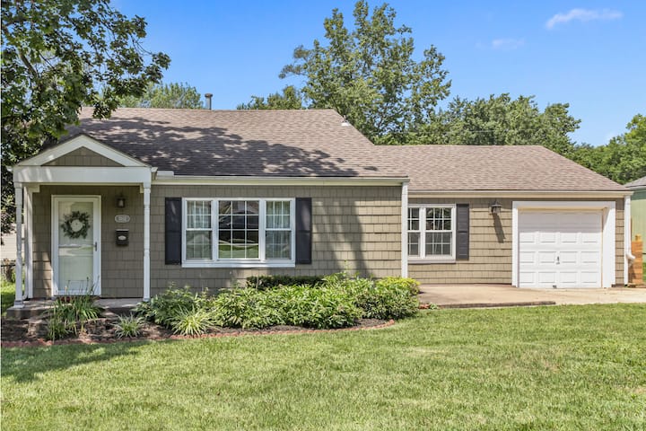 Slow Down & Stay Awhile | Cozy Overland Park Home - Shawnee, KS