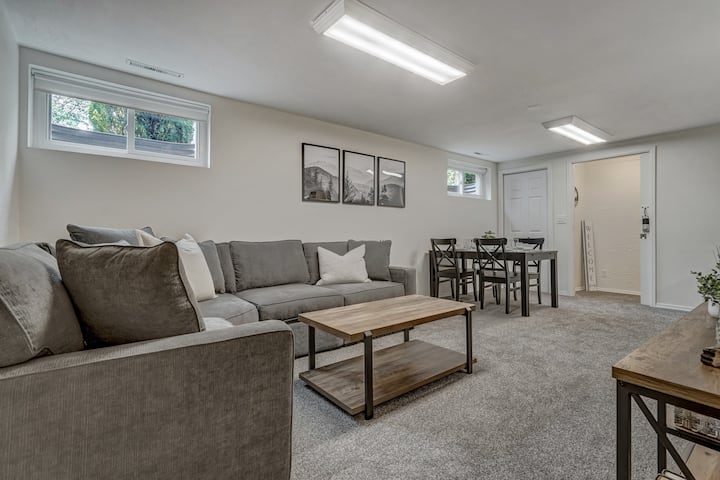 Tranquil King & Queen Basement Suite-full Kitchen - Colorado Springs, CO