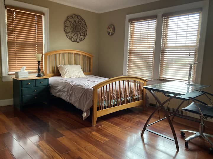 Bayside Room Close To Lirr Long Term Only - Long Island, NY