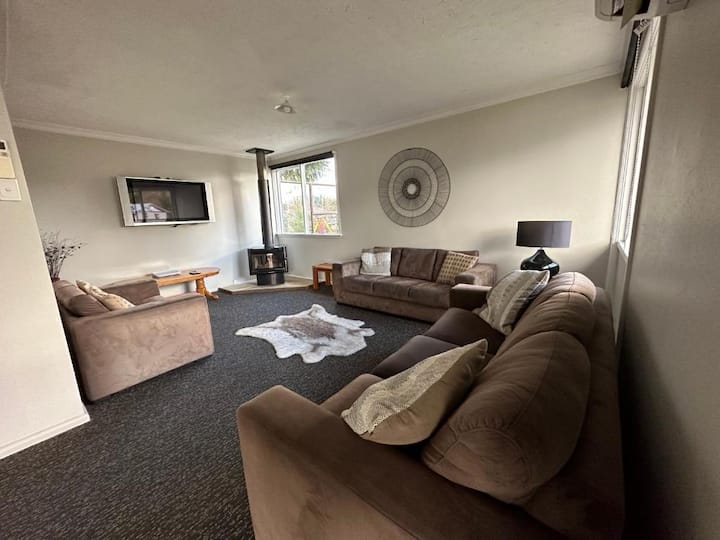 Escape & Recharge By The Lake - Twizel