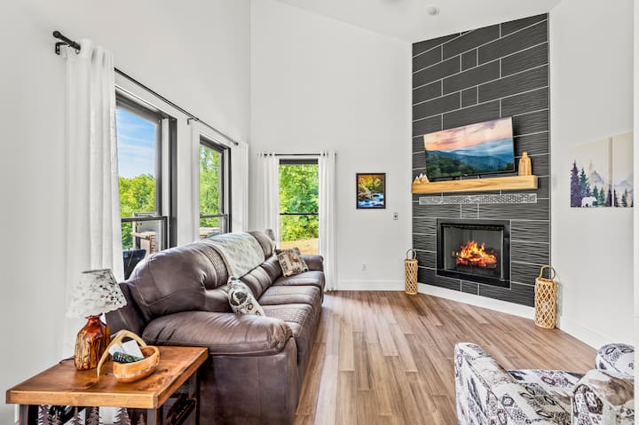 Hot Tub + Fireplace + Ev Charger*2 Mins To Gburg! - Gatlinburg, TN