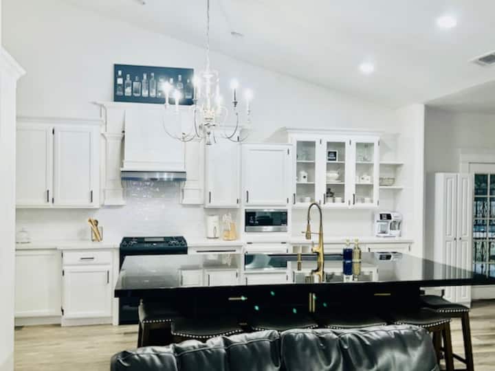 Sunset Hideaway,  Minutes From Downtown - Adventure Park, Visalia