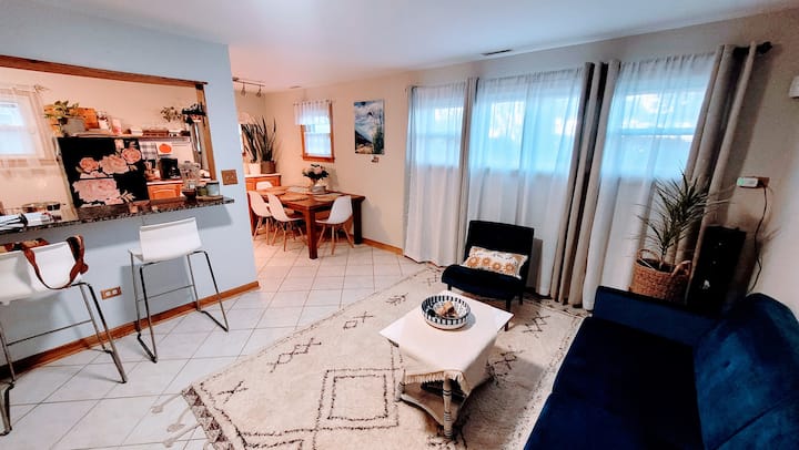 Beautiful, Bright Garden Home. - Elmhurst, IL