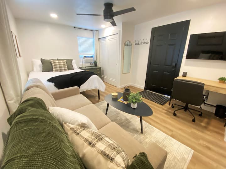 Private Studio Home - Walk To Coffee/hospital/park - Colorado Springs, CO