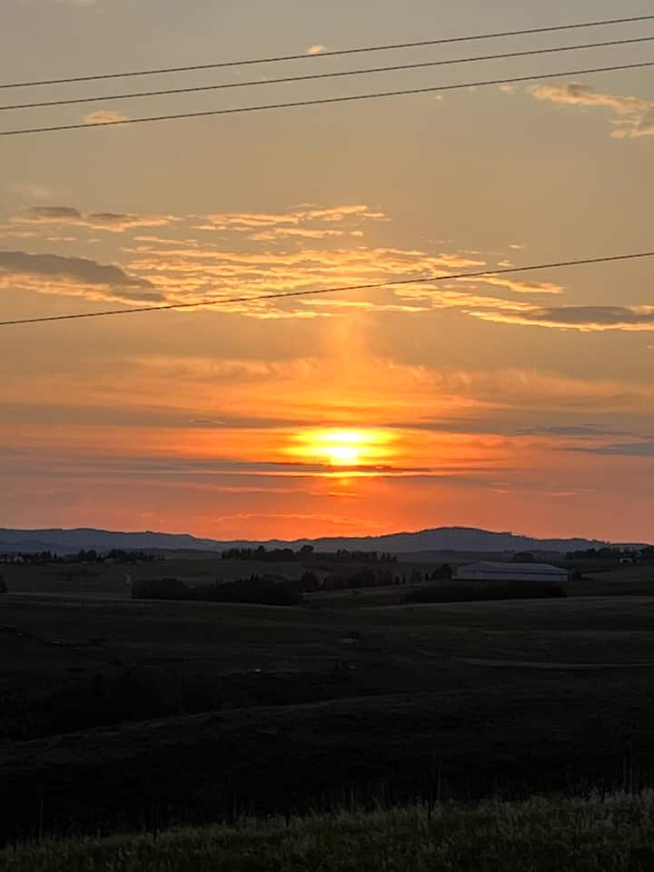 Sunrise Home With Mountain View / Hot Tub - Cochrane