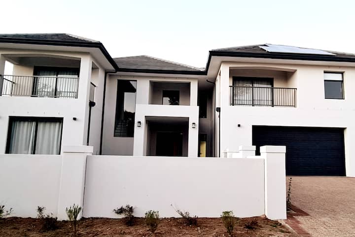Family Home With Mountain Views - Paarl