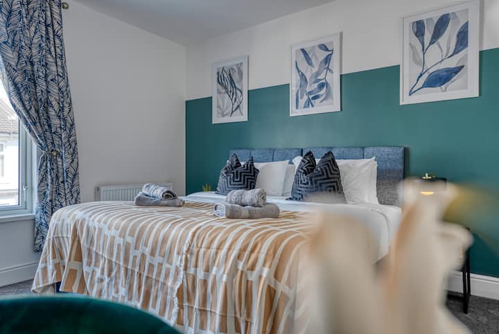 3-br Stunning Retreat Manor, Sleeps 8 With Parking - Portsmouth
