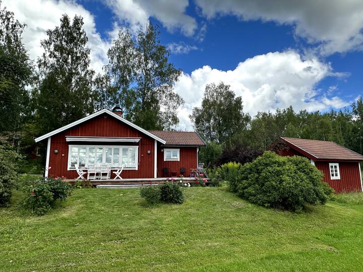 Idylliskt I Ett Hus Vid Sjön - Norberg