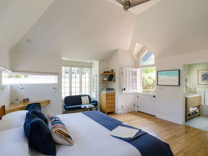 Coastal Oasis With Private Entrance And Courtyard - Santa Monica, CA