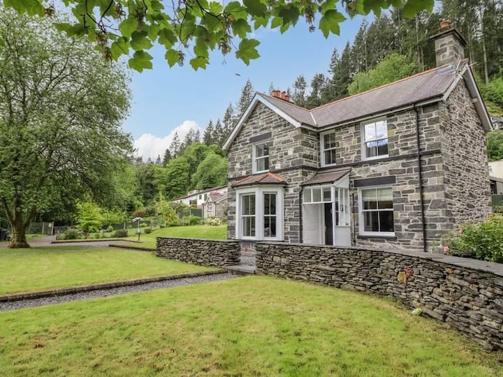 Detached Cottage In Snowdonia With Hot Tub - Betws-y-Coed