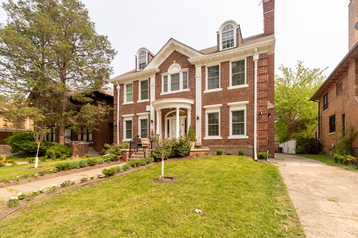 Detroit Beautiful Mansion W/playroom & Wi-fi - Detroit, MI