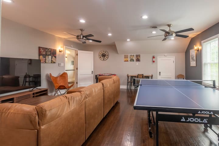 Detroit Beautiful Mansion W/playroom & Wi-fi - Detroit, MI