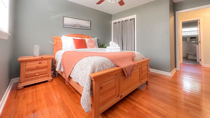 Peaceful Bungalow Near Capitol, Campus & Hospitals - Tallahassee, FL