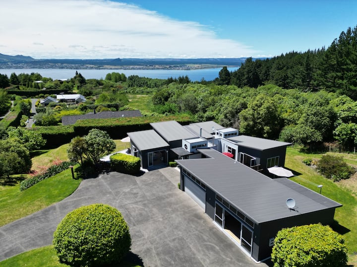 Spacious Home With A Lake View In Acacia Bay - Taupo