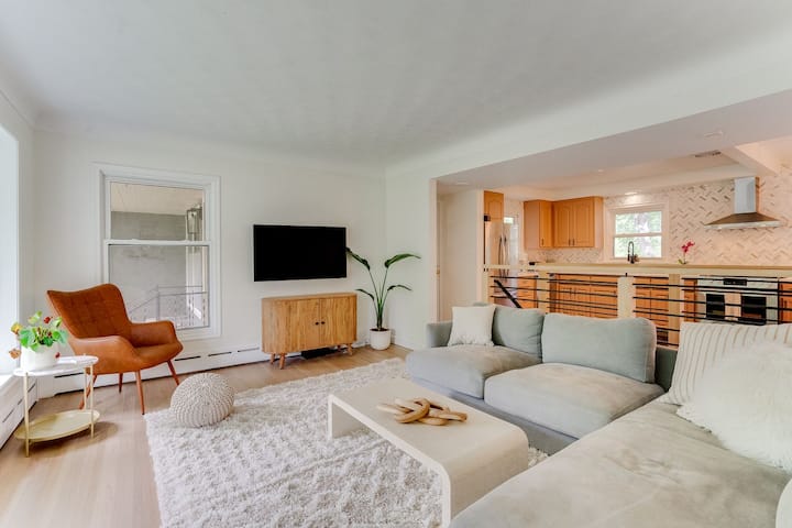 Midcentury Lake Home! - White Bear Lake, MN