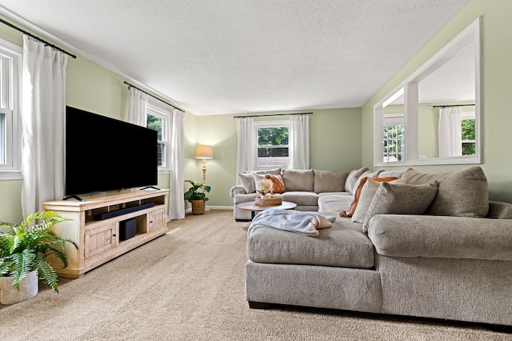 Spacious Townhome* Deck, Yard, Great Location! - Nashua, NH