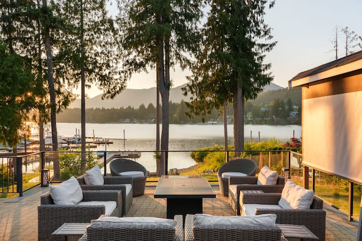 Lakefront Modern Home On Lake Cowichan - Lake Cowichan