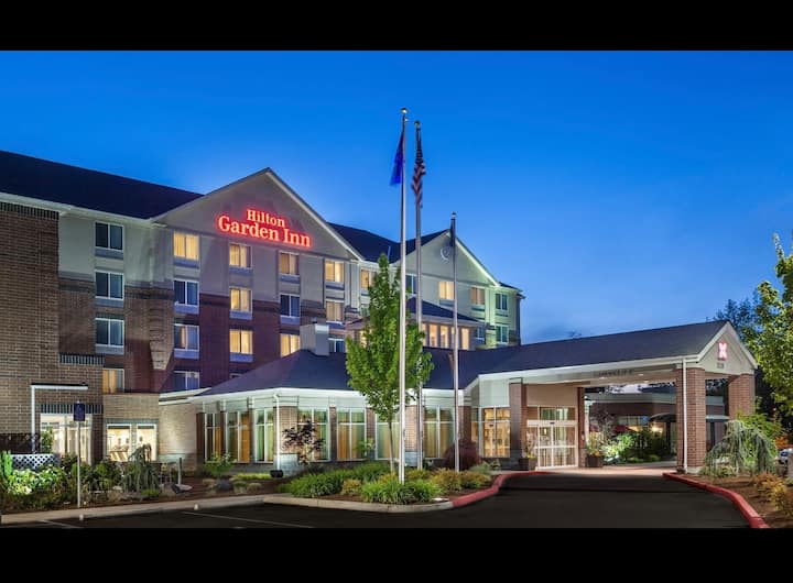 1 King Bed - Hilton Garden Inn - Eugene, OR