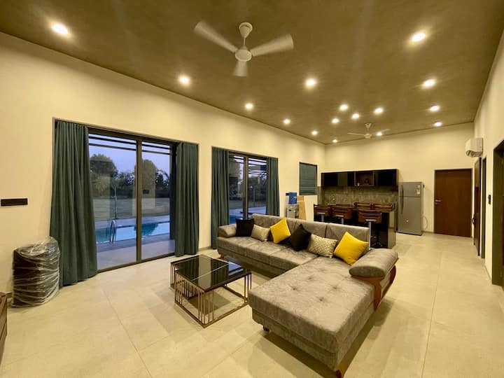 2bhk Villa - A Weekend Home With A Private Pool - Kadi