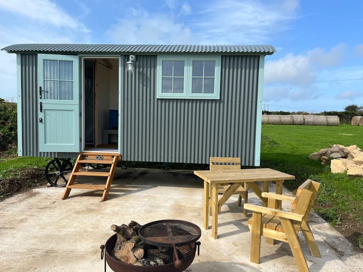 Lower Trewern Farm Shepherd’s Hut - Porthcurno