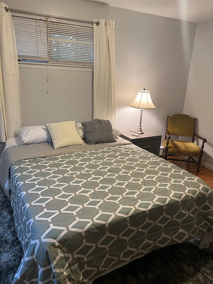Large Bedroom In Peaceful Home! - Stamford