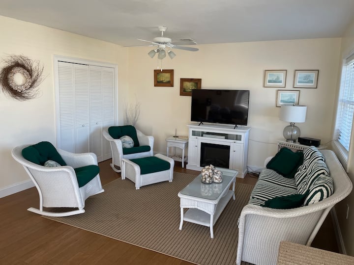 3br Immaculate And Sunny Home Near The Beach! - Massachusetts