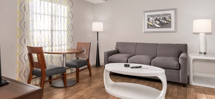 Relaxing 3 Bedrm Along The Shore - Daytona Beach, FL