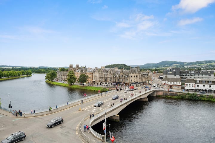 Central Two Bedroom Apartment With River Views - Inverness