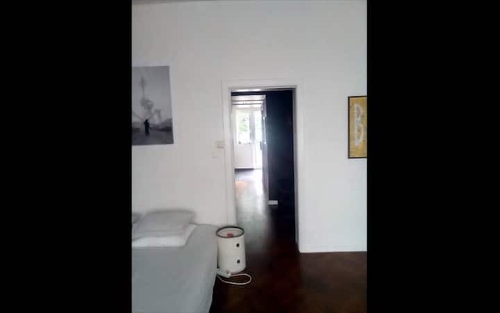 Pied à Terre Au Châtelain.(100 M Avenue Louise). - Bruxelles