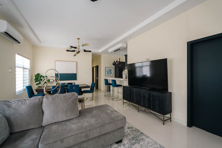 Belanae’s Tropical Escape
3bed 3bath - Roof Patio - Jamaïque