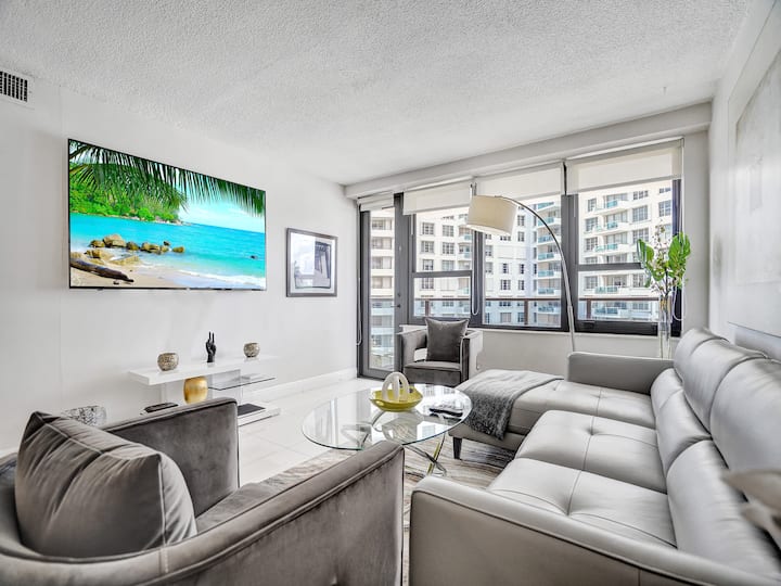 Fantastic Condo W Beach Service/615 - Miami Beach, FL