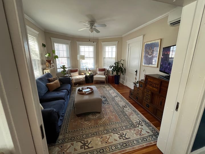 Eclectic Salem Condo (7-10min Walk To Downtown!) - Salem, MA