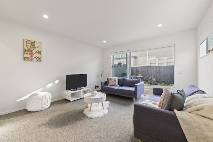 2 Bedroom House, Amazing Location + 2 Carparks - West Coast