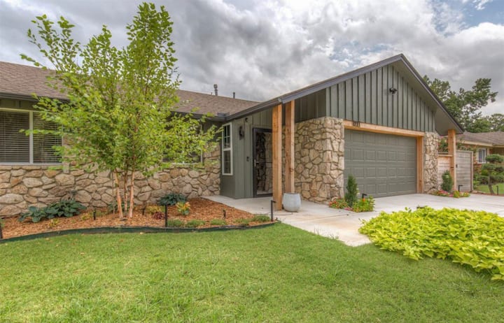 Cozy Stone Cottage - Broken Arrow, OK