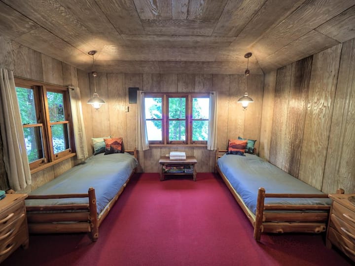 Rustic Lakefront Muskoka Cabin - Huntsville
