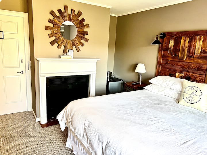 8 - Second Floor - King - Lake George, NY