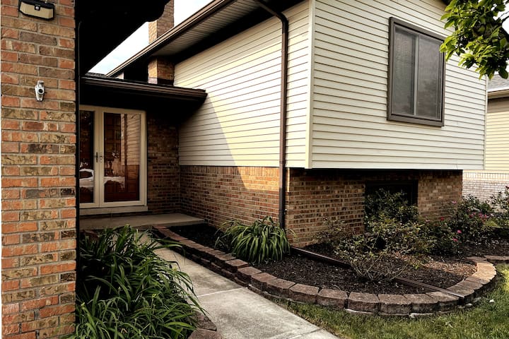 Troy Retreat: Cozy With Modern Amenities - Troy, MI
