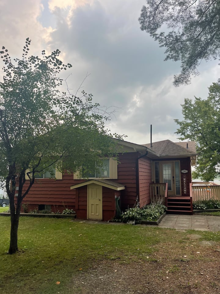 Lake Front Cottage With Pool - Lindsay