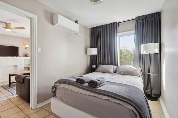 Hollywood Gem - Furnished 1 Bedroom Apartment - Los Angeles, CA