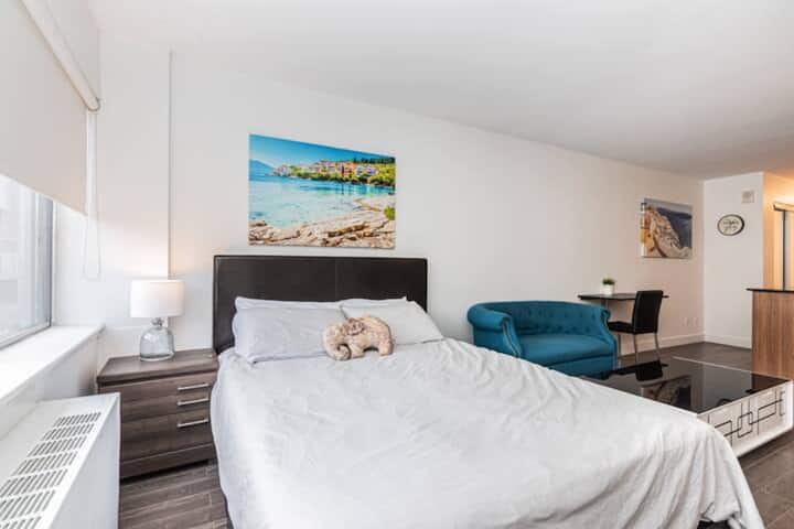 Upscale Studio | Modern | Near Golden Square Mile - Montreal