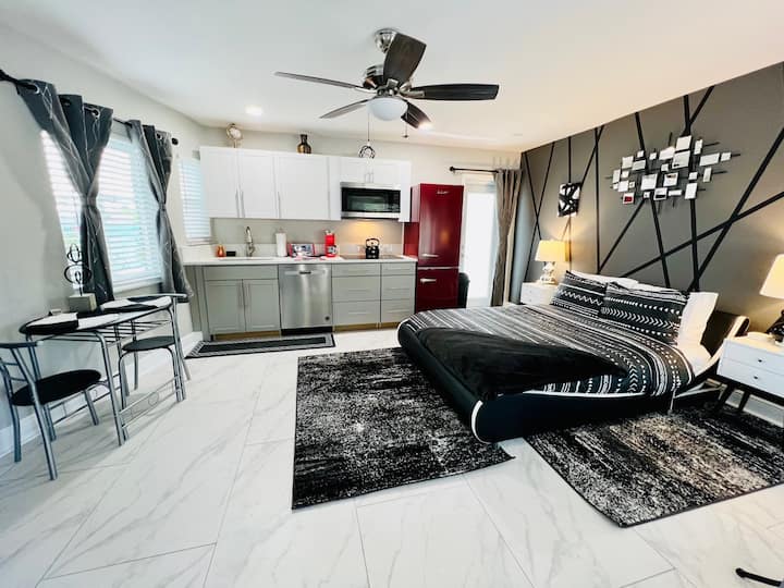 Kitchen, Parking, Beach Gear - Fort Lauderdale, FL