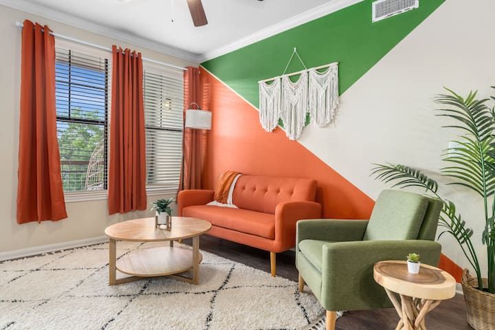 Modish Keen King Bed W/ Pool - Houston, TX