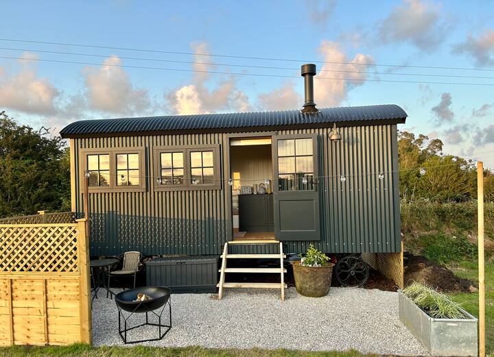 Gorse: Luxurious Shepherd Hut In A Tranquil Area - Porthtowan
