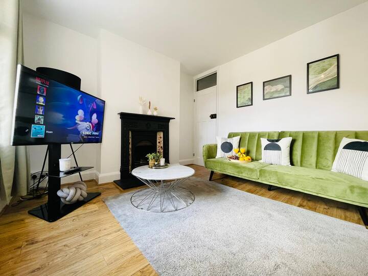 Central 4 Bedroomfamily Contractors Luton Airport - Luton