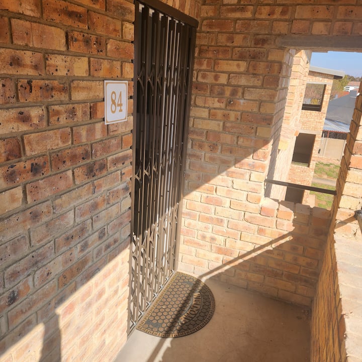 New Furnished 2 Bedroom Apartmen - Alberton