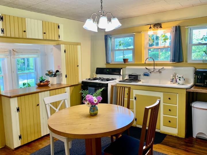 Historic Village Home, Stroll Into Town - Narragansett, RI