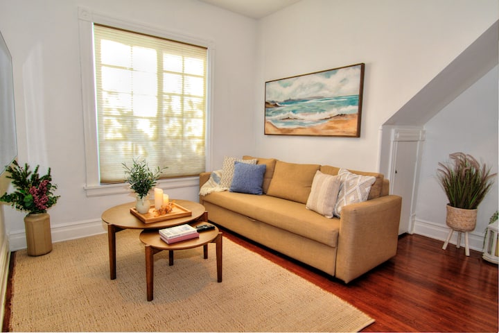 A-luxury 2 Bed/2 Bath Apartment In Uptown Whittier - La Mirada, CA