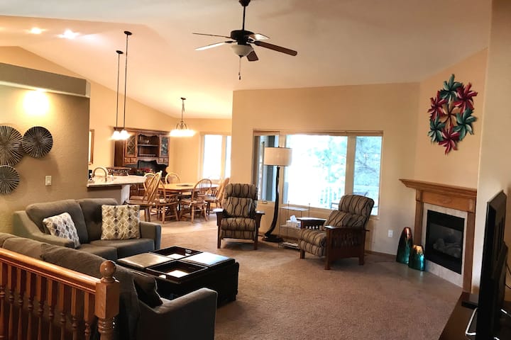 2,500 Sq Ft Golf Retreat | 4br+office | 2 Garage - Rapid City, SD