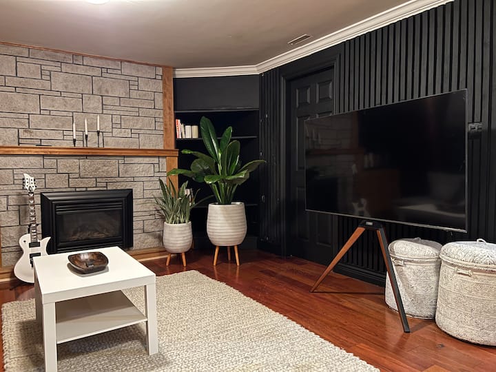 Pet-friendly Garden Suite | Fully Fenced & Private - North Vancouver