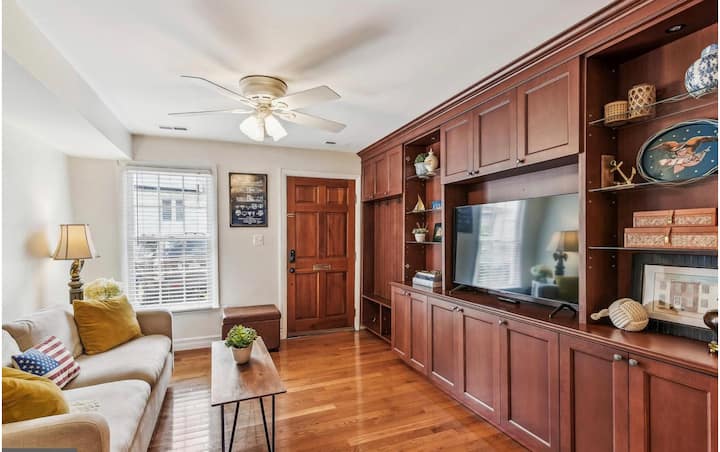 Row Home Retreat, Prime Location - Annapolis, MD